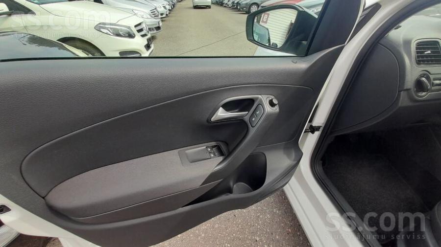 White Volkswagen Polo 2013 in Riga, with an engine capacity of 1.20 L and mileage of 190 thousand km for 4800 €, photo 34 on AUTOMOTO.COM.LV