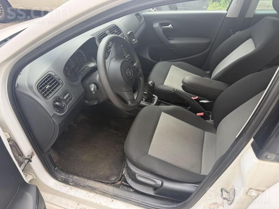 Balts Volkswagen Polo 2013 Rīga, ar dzinēja tilpumu 1.20 L un nobraukumu 317 tūkst. km par 1200 €, foto 12 vietnē AUTOMOTO.COM.LV