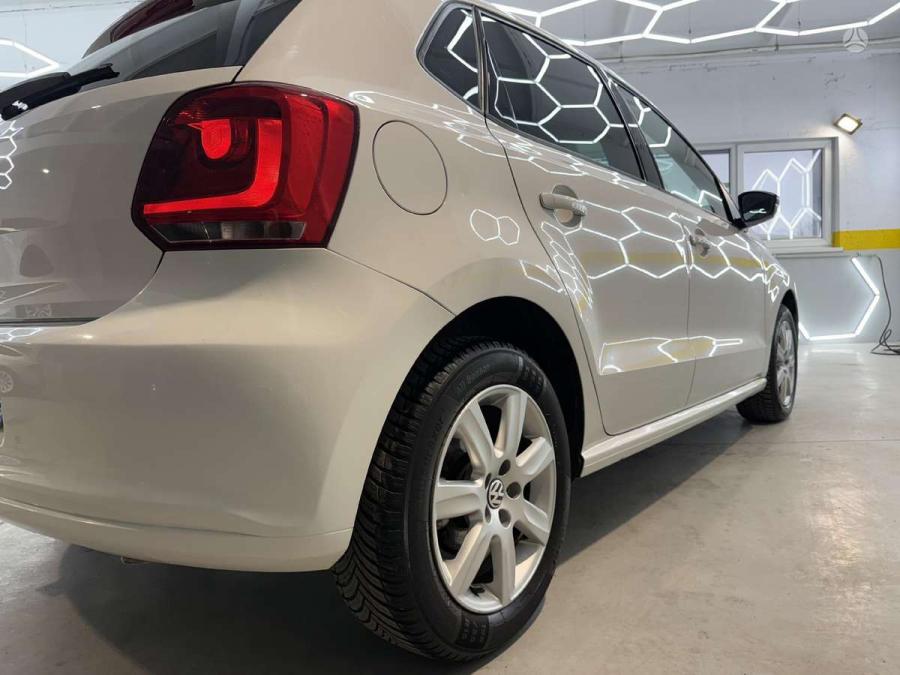 White Volkswagen Polo 2014 in Kaunas, with an engine capacity of 1.60 L and mileage of 253 thousand km for 4100 €, photo 2 on AUTOMOTO.COM.LV