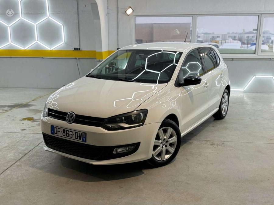 White Volkswagen Polo 2014 in Kaunas, with an engine capacity of 1.60 L and mileage of 253 thousand km for 4100 €, photo 3 on AUTOMOTO.COM.LV