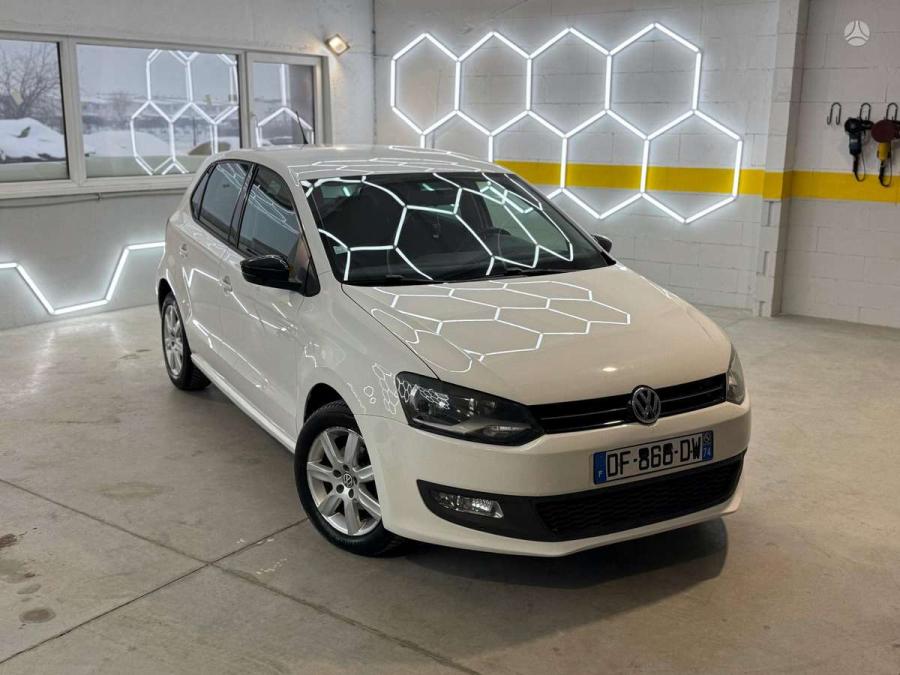 White Volkswagen Polo 2014 in Kaunas, with an engine capacity of 1.60 L and mileage of 253 thousand km for 4100 €, photo 5 on AUTOMOTO.COM.LV