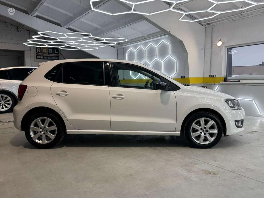 White Volkswagen Polo 2014 in Kaunas, with an engine capacity of 1.60 L and mileage of 253 thousand km for 4100 €, photo 7 on AUTOMOTO.COM.LV