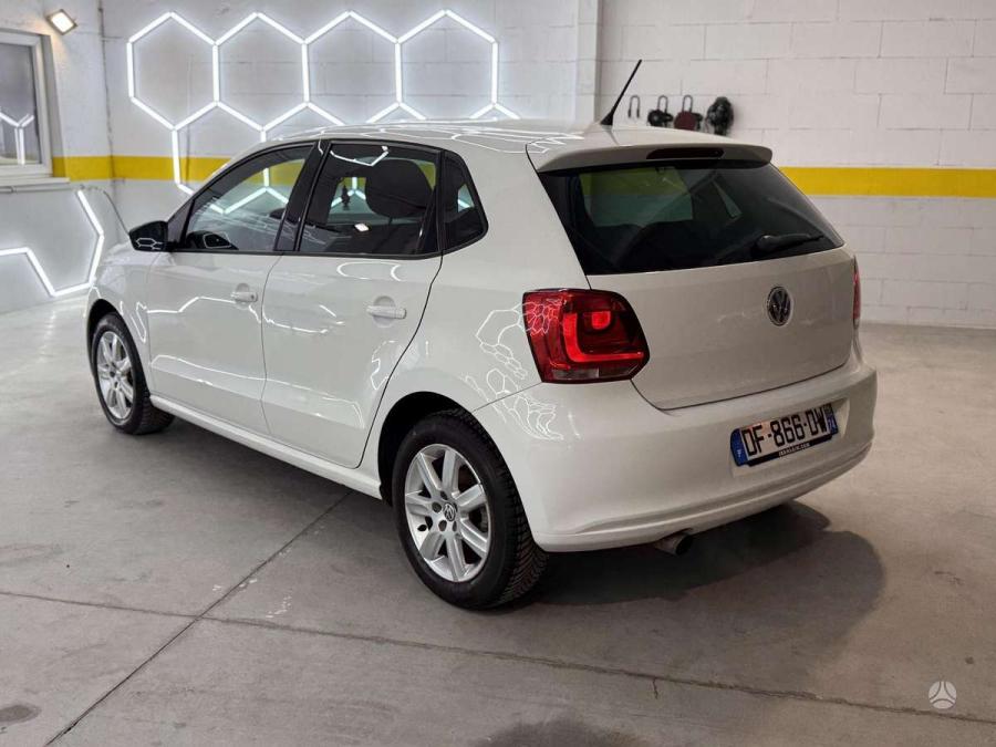 White Volkswagen Polo 2014 in Kaunas, with an engine capacity of 1.60 L and mileage of 253 thousand km for 4100 €, photo 8 on AUTOMOTO.COM.LV