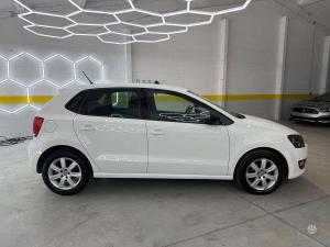 White Volkswagen Polo 2014 in Kaunas, with an engine capacity of 1.60 L and mileage of 253 thousand km for 4100 €, photo 9 on AUTOMOTO.COM.LV