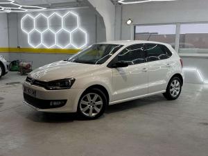 White Volkswagen Polo 2014 in Kaunas, with an engine capacity of 1.60 L and mileage of 253 thousand km for 4100 €, photo 10 on AUTOMOTO.COM.LV