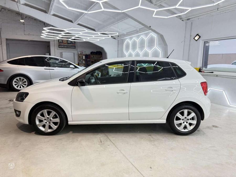 White Volkswagen Polo 2014 in Kaunas, with an engine capacity of 1.60 L and mileage of 253 thousand km for 4100 €, photo 11 on AUTOMOTO.COM.LV