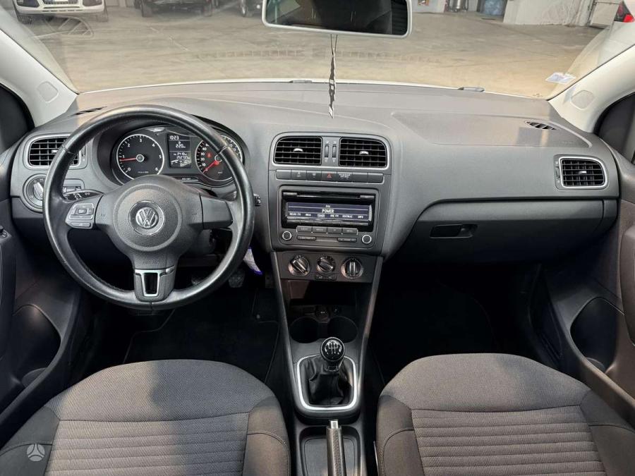White Volkswagen Polo 2014 in Kaunas, with an engine capacity of 1.60 L and mileage of 253 thousand km for 4100 €, photo 12 on AUTOMOTO.COM.LV