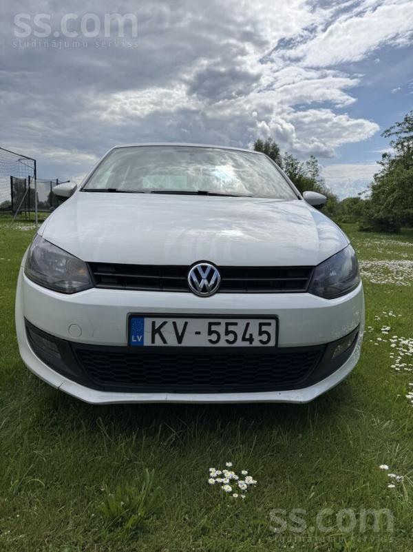 White Volkswagen Polo 2014 in Bauska, with an engine capacity of 1.20 L and mileage of 239 thousand km for 2800 €, photo 1 on AUTOMOTO.COM.LV