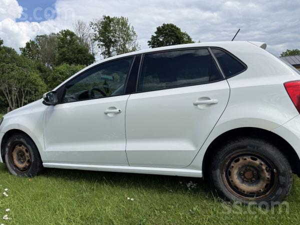 White Volkswagen Polo 2014 in Bauska, with an engine capacity of 1.20 L and mileage of 239 thousand km for 2800 €, photo 2 on AUTOMOTO.COM.LV