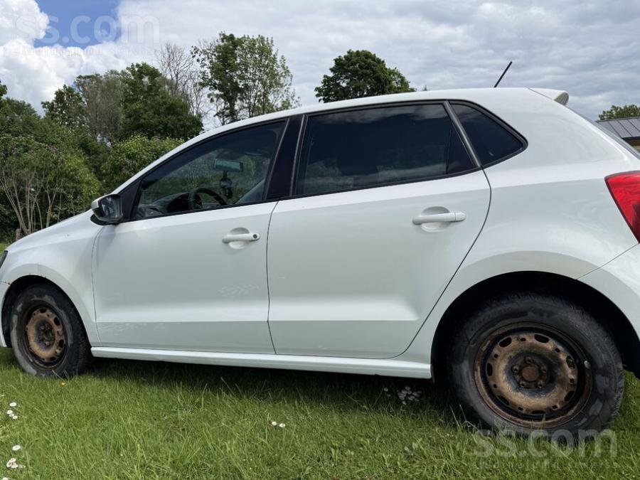 White Volkswagen Polo 2014 in Bauska, with an engine capacity of 1.20 L and mileage of 239 thousand km for 2800 €, photo 3 on AUTOMOTO.COM.LV