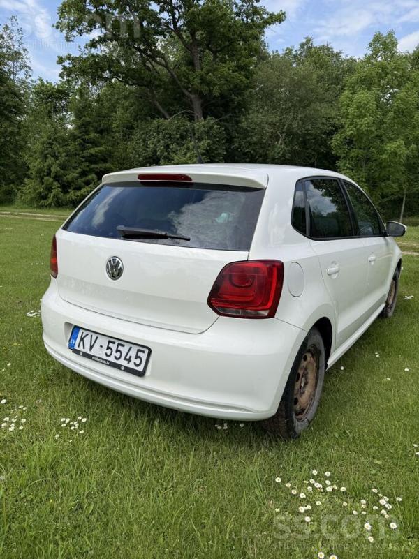 White Volkswagen Polo 2014 in Bauska, with an engine capacity of 1.20 L and mileage of 239 thousand km for 2800 €, photo 3 on AUTOMOTO.COM.LV