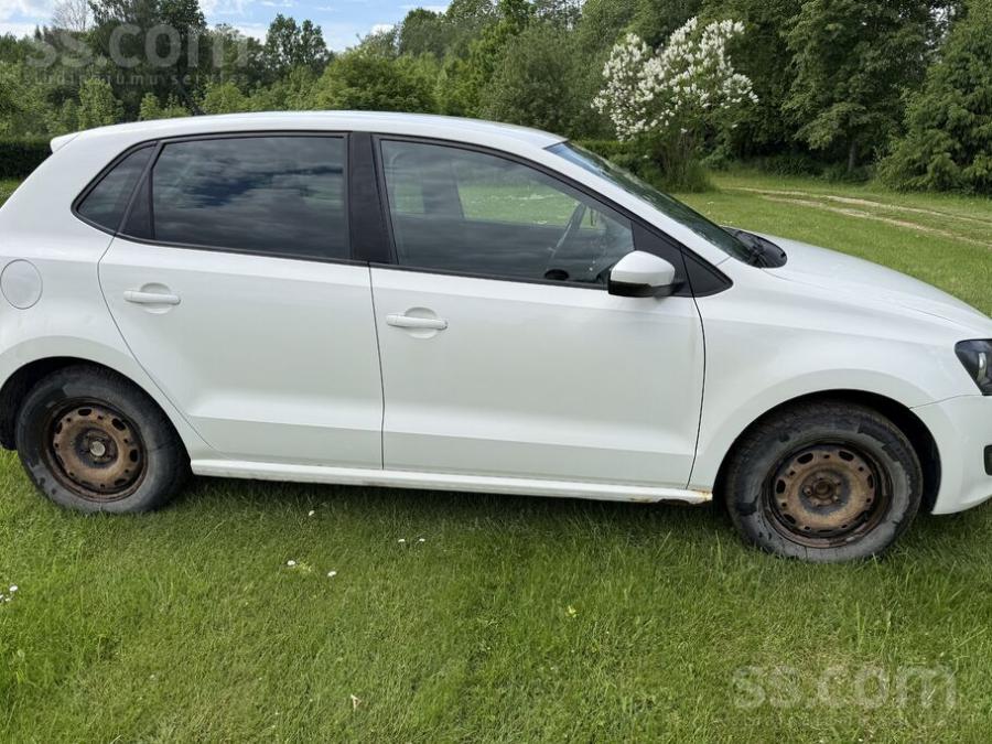 White Volkswagen Polo 2014 in Bauska, with an engine capacity of 1.20 L and mileage of 239 thousand km for 2800 €, photo 5 on AUTOMOTO.COM.LV