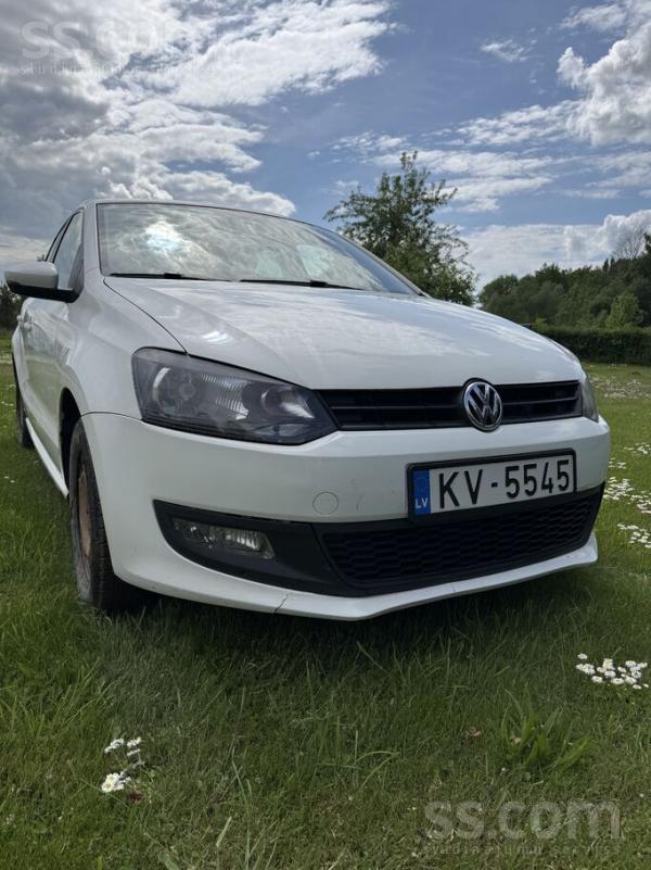 White Volkswagen Polo 2014 in Bauska, with an engine capacity of 1.20 L and mileage of 239 thousand km for 2800 €, photo 5 on AUTOMOTO.COM.LV