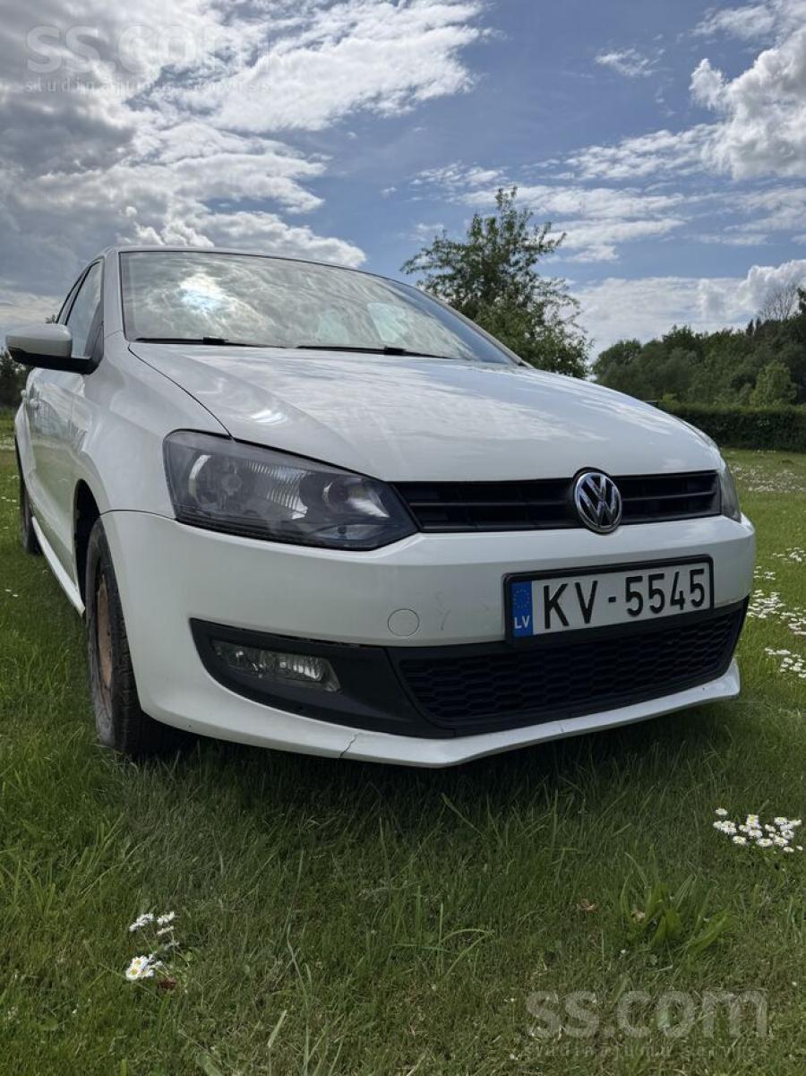White Volkswagen Polo 2014 in Bauska, with an engine capacity of 1.20 L and mileage of 239 thousand km for 2800 €, photo 6 on AUTOMOTO.COM.LV