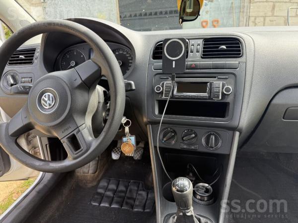 White Volkswagen Polo 2014 in Bauska, with an engine capacity of 1.20 L and mileage of 239 thousand km for 2800 €, photo 6 on AUTOMOTO.COM.LV