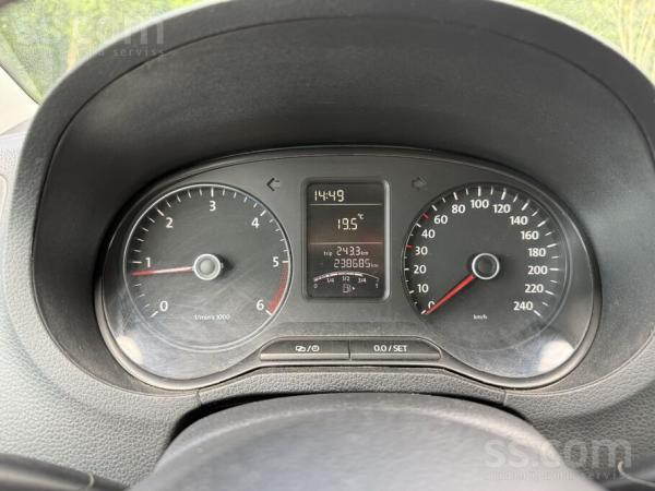 White Volkswagen Polo 2014 in Bauska, with an engine capacity of 1.20 L and mileage of 239 thousand km for 2800 €, photo 8 on AUTOMOTO.COM.LV