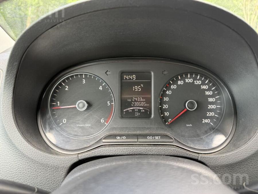 White Volkswagen Polo 2014 in Bauska, with an engine capacity of 1.20 L and mileage of 239 thousand km for 2800 €, photo 9 on AUTOMOTO.COM.LV
