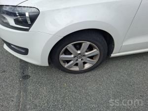 Белый Фольксваген Поло 2014 в Рига, объемом двигателя 1.40 л и пробегом 183 тыс. км за 2600 €, фото 4 на AUTOMOTO.COM.LV