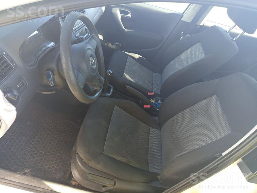 White Volkswagen Polo 2014 in Balvi, with an engine capacity of 1.20 L and mileage of 307 thousand km for 1500 €, photo 9 on AUTOMOTO.COM.LV