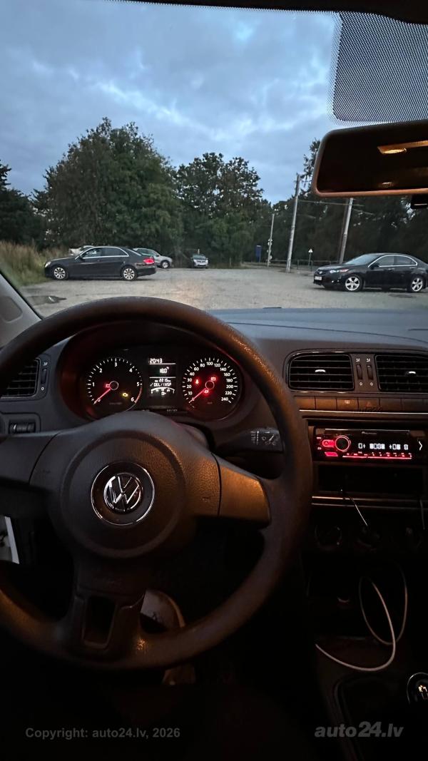 Balts Volkswagen Polo 2014 Tallina, ar dzinēja tilpumu 1.20 L un nobraukumu 270 tūkst. km par 2950 €, foto 3 vietnē AUTOMOTO.COM.LV