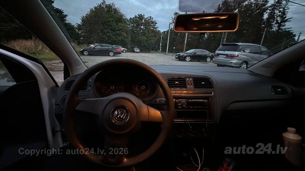 Balts Volkswagen Polo 2014 Tallina, ar dzinēja tilpumu 1.20 L un nobraukumu 270 tūkst. km par 2950 €, foto 4 vietnē AUTOMOTO.COM.LV