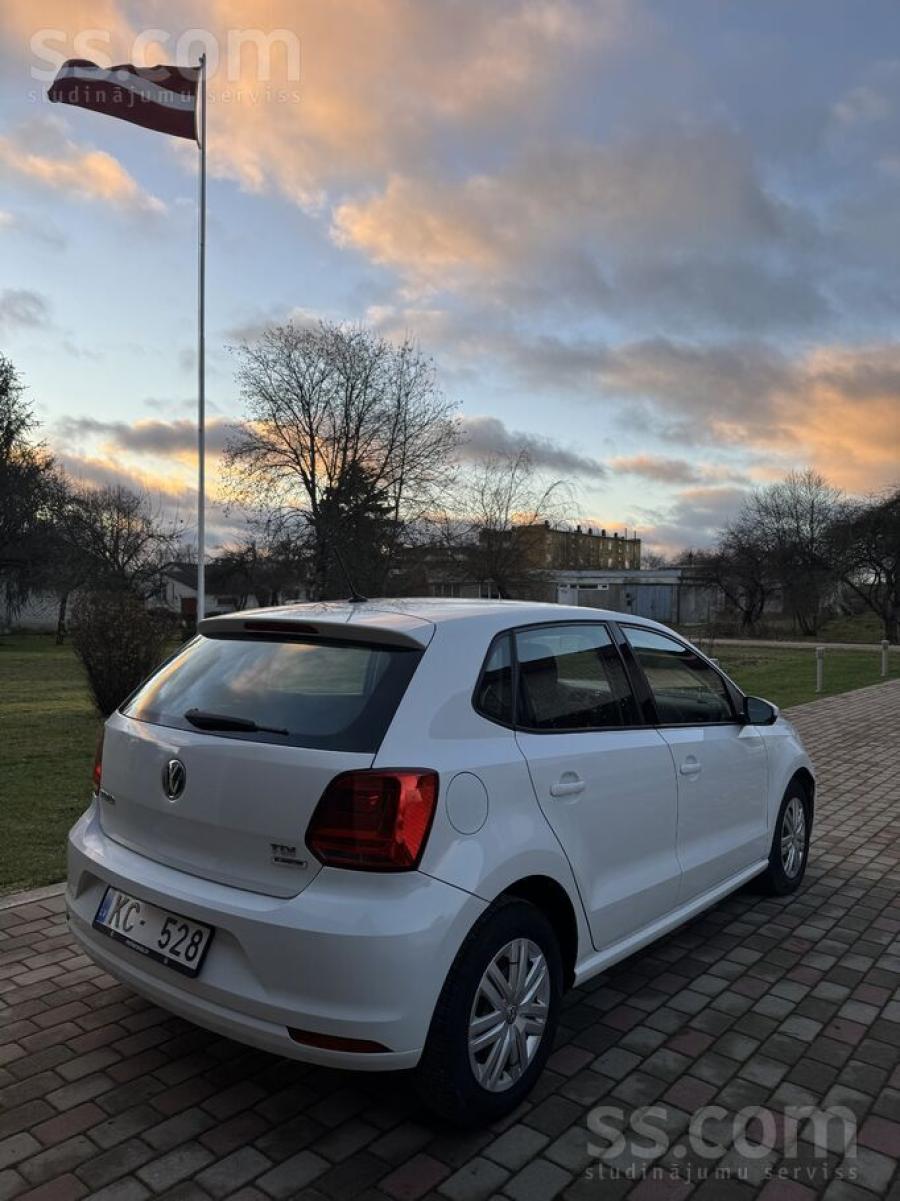 White Volkswagen Polo 2015 in Riga, with an engine capacity of 1.40 L and mileage of 261 thousand km for 4500 €, photo 5 on AUTOMOTO.COM.LV