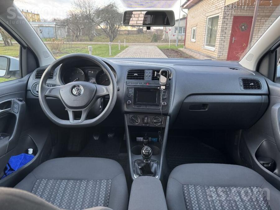 White Volkswagen Polo 2015 in Riga, with an engine capacity of 1.40 L and mileage of 261 thousand km for 4500 €, photo 11 on AUTOMOTO.COM.LV