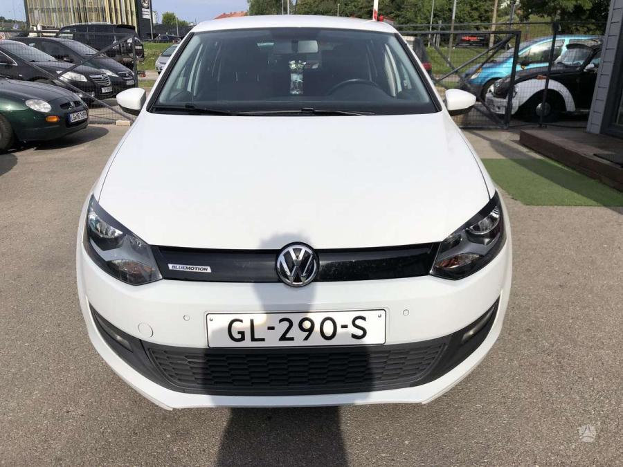 White Volkswagen Polo 2015 in Klaipeda, with an engine capacity of 1.40 L and mileage of 177 thousand km for 4950 €, photo 3 on AUTOMOTO.COM.LV