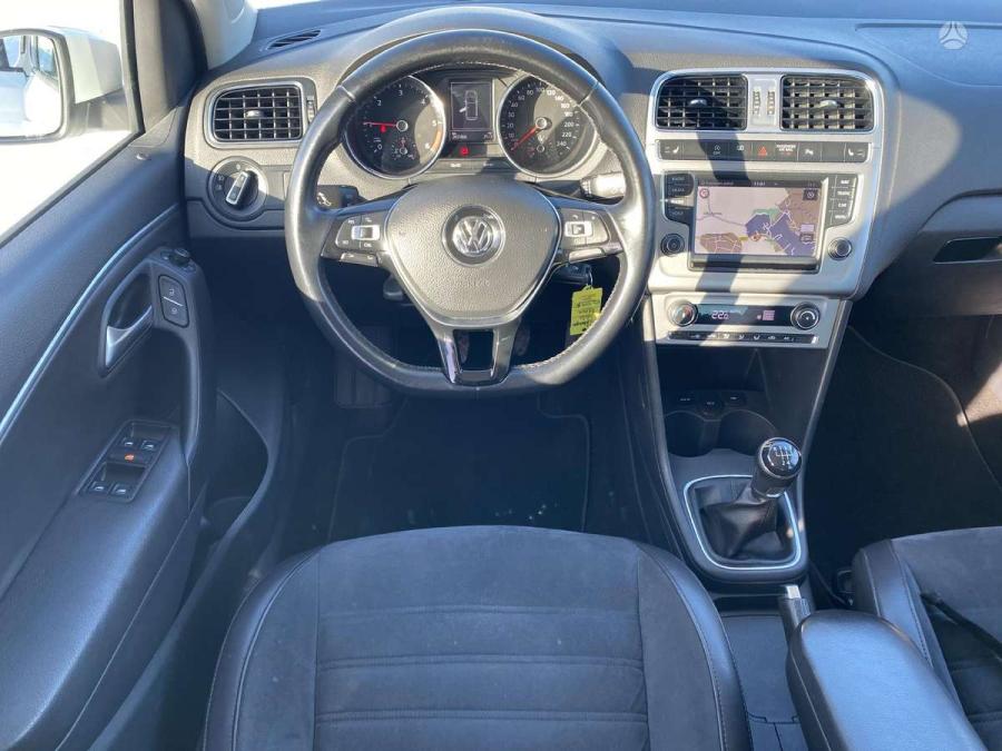 Balts Volkswagen Polo 2016 Tauragė, ar dzinēja tilpumu 1.42 L un nobraukumu 207 tūkst. km par 6300 €, foto 5 vietnē AUTOMOTO.COM.LV