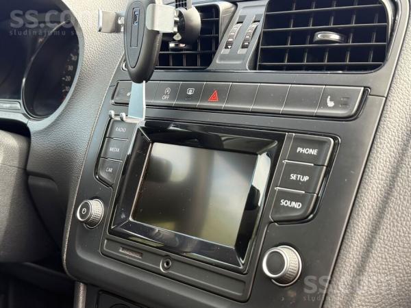 White Volkswagen Polo 2017 in Riga, with an engine capacity of 1.40 L and mileage of 200 thousand km for 4900 €, photo 10 on AUTOMOTO.COM.LV