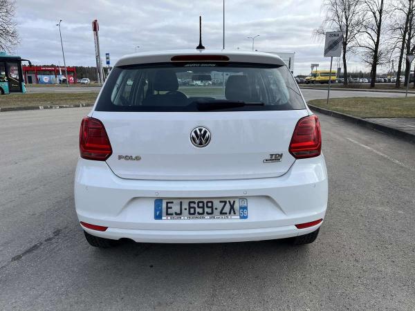 White Volkswagen Polo 2017 in Taurage, with an engine capacity of 1.42 L and mileage of 223 thousand km for 5200 €, photo 5 on AUTOMOTO.COM.LV