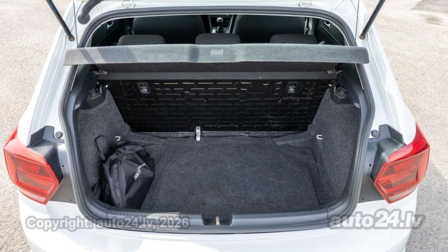 Balts Volkswagen Polo 2018 Tallina, ar dzinēja tilpumu 1.60 L un nobraukumu 324 tūkst. km par 5000 €, foto 17 vietnē AUTOMOTO.COM.LV