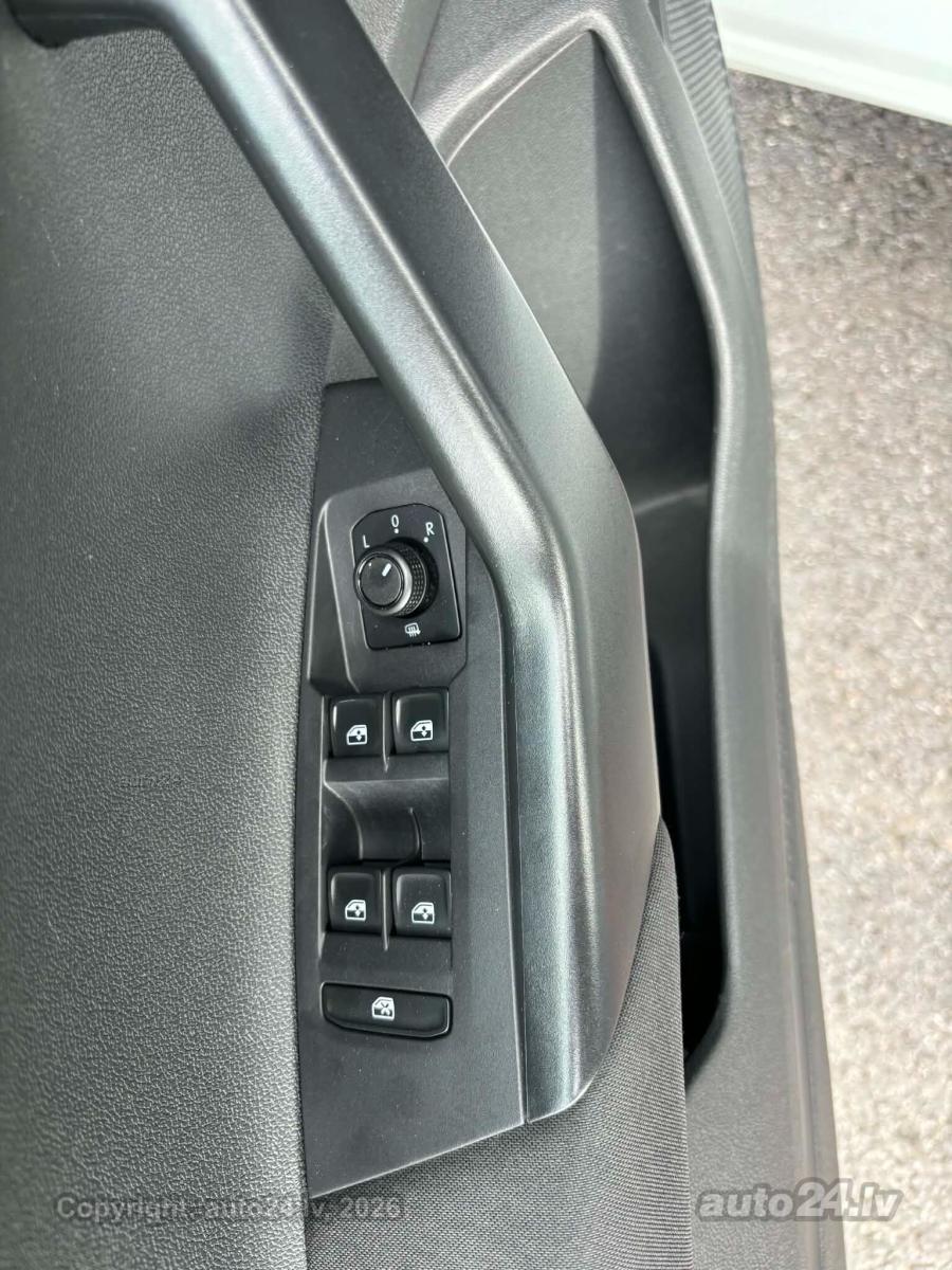White Volkswagen Polo 2018 in Tallinn, with an engine capacity of 1.60 L and mileage of 198 thousand km for 8999 €, photo 13 on AUTOMOTO.COM.LV