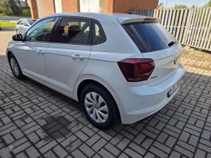 Balts Volkswagen Polo 2018 Klaipėda, ar dzinēja tilpumu 1.00 L un nobraukumu 280 tūkst. km par 5580 €, foto 4 vietnē AUTOMOTO.COM.LV