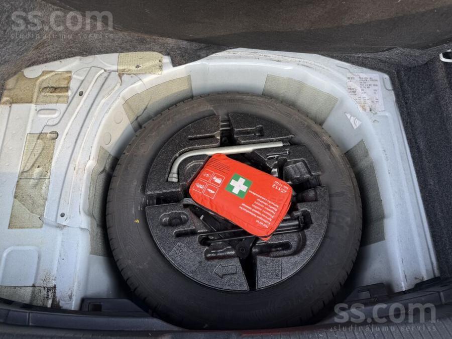 White Volkswagen Polo 2018 in Riga, with an engine capacity of 1.60 L and mileage of 289 thousand km for 5300 €, photo 16 on AUTOMOTO.COM.LV