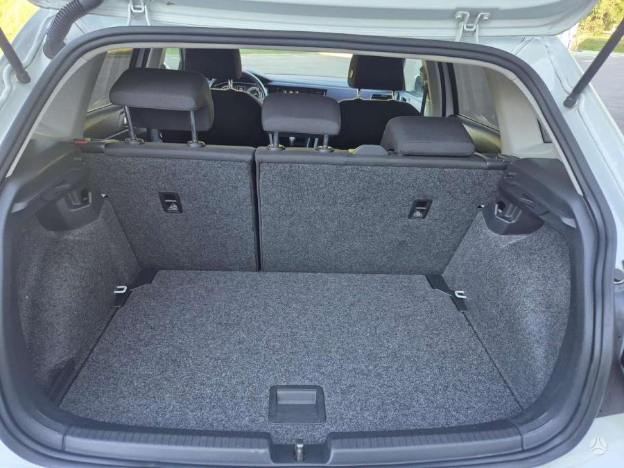 White Volkswagen Polo 2020 in Kaunas, with an engine capacity of 1.00 L and mileage of 230 thousand km for 9990 €, photo 21 on AUTOMOTO.COM.LV