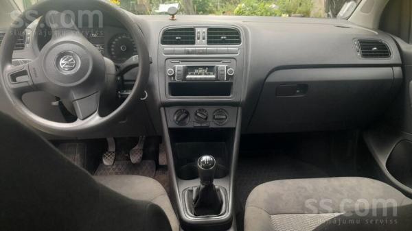 White Volkswagen Polo 2014 in Riga, with an engine capacity of 1.20 L and mileage of 308 thousand km for 1800 €, photo 4 on AUTOMOTO.COM.LV