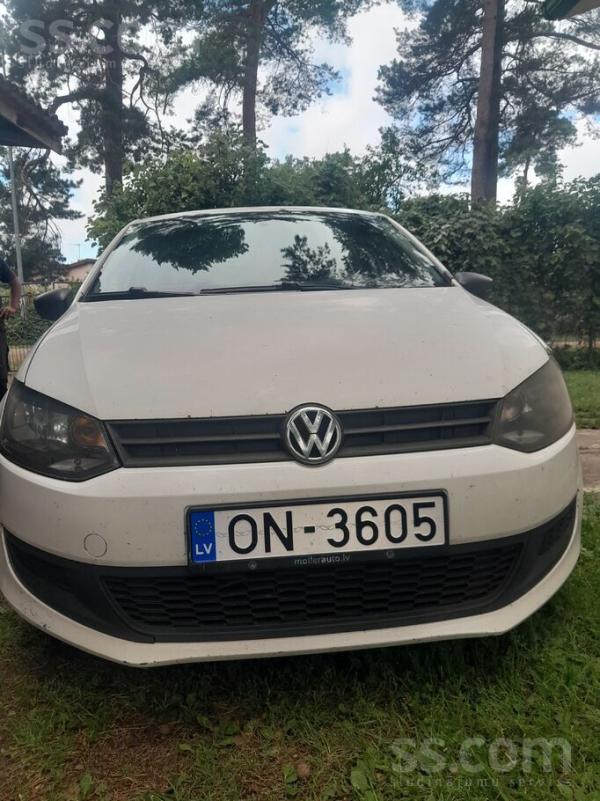 White Volkswagen Polo 2014 in Riga, with an engine capacity of 1.20 L and mileage of 308 thousand km for 1800 €, photo 5 on AUTOMOTO.COM.LV