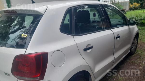 White Volkswagen Polo 2014 in Riga, with an engine capacity of 1.20 L and mileage of 308 thousand km for 1800 €, photo 6 on AUTOMOTO.COM.LV