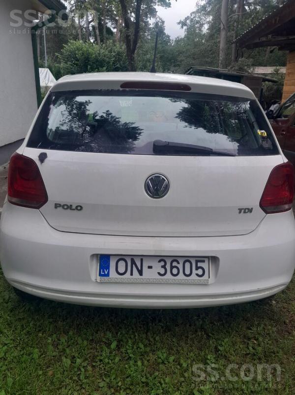 White Volkswagen Polo 2014 in Riga, with an engine capacity of 1.20 L and mileage of 308 thousand km for 1800 €, photo 7 on AUTOMOTO.COM.LV