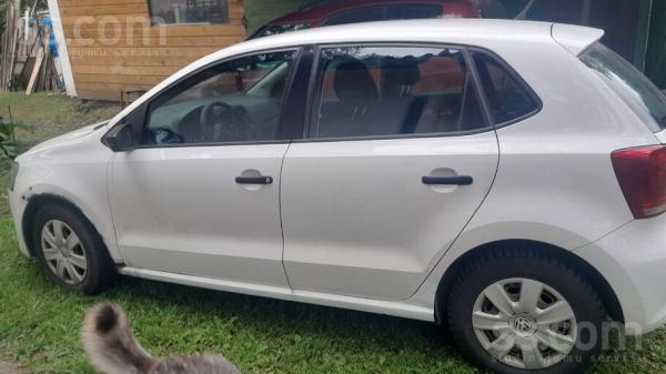 White Volkswagen Polo 2014 in Riga, with an engine capacity of 1.20 L and mileage of 308 thousand km for 1800 €, photo 8 on AUTOMOTO.COM.LV