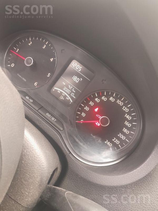 White Volkswagen Polo 2014 in Riga, with an engine capacity of 1.20 L and mileage of 308 thousand km for 1800 €, photo 9 on AUTOMOTO.COM.LV