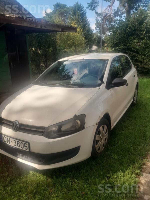 White Volkswagen Polo 2014 in Riga, with an engine capacity of 1.20 L and mileage of 308 thousand km for 1800 €, photo 10 on AUTOMOTO.COM.LV