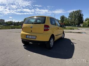 Yellow Volkswagen Polo 2006 in Riga, with an engine capacity of 1.20 L and mileage of 109 thousand km for 1850 €, photo 5 on AUTOMOTO.COM.LV