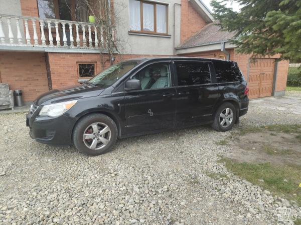 Black Volkswagen Routan 2010 in Siauliai, with an engine capacity of 3.80 L and mileage of 227 thousand km for 3700 €, photo 1 on AUTOMOTO.COM.LV
