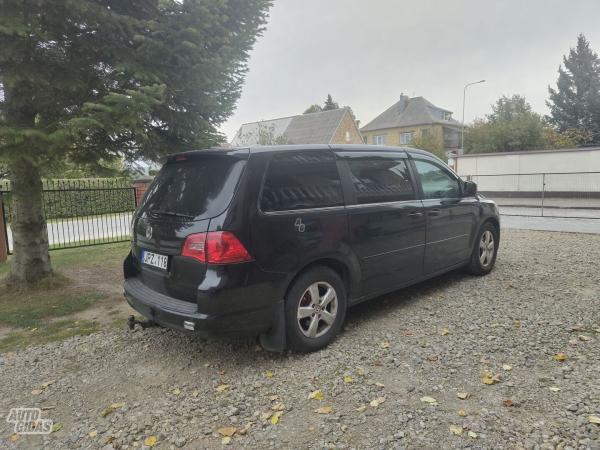 Black Volkswagen Routan 2010 in Siauliai, with an engine capacity of 3.80 L and mileage of 227 thousand km for 3700 €, photo 5 on AUTOMOTO.COM.LV