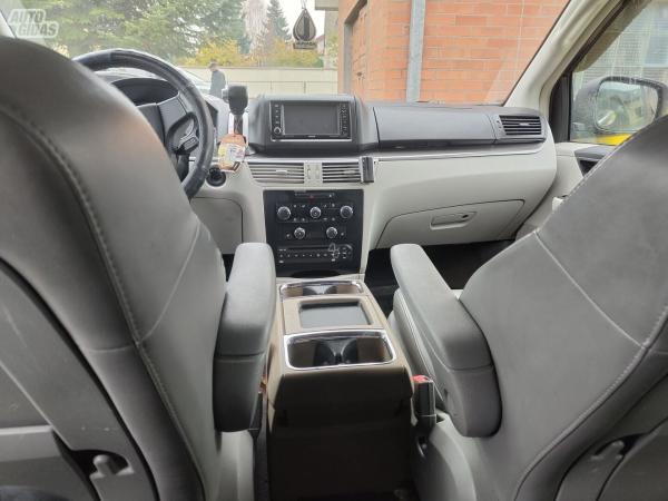 Black Volkswagen Routan 2010 in Siauliai, with an engine capacity of 3.80 L and mileage of 227 thousand km for 3700 €, photo 10 on AUTOMOTO.COM.LV