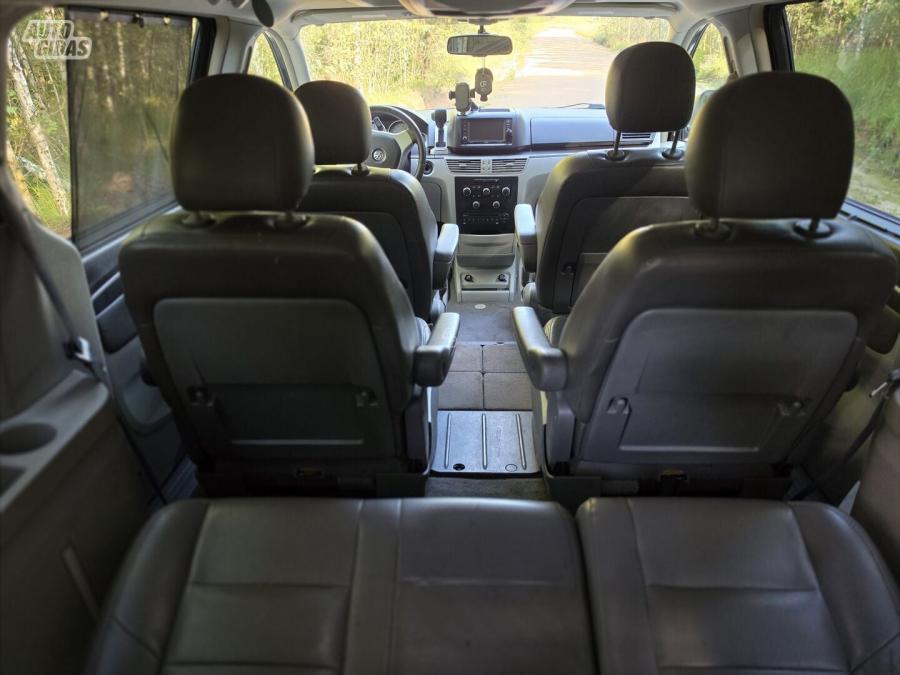Melns Volkswagen Routan 2010 Panevēža, ar dzinēja tilpumu 3.80 L un nobraukumu 162 tūkst. km par 4999 €, foto 18 vietnē AUTOMOTO.COM.LV