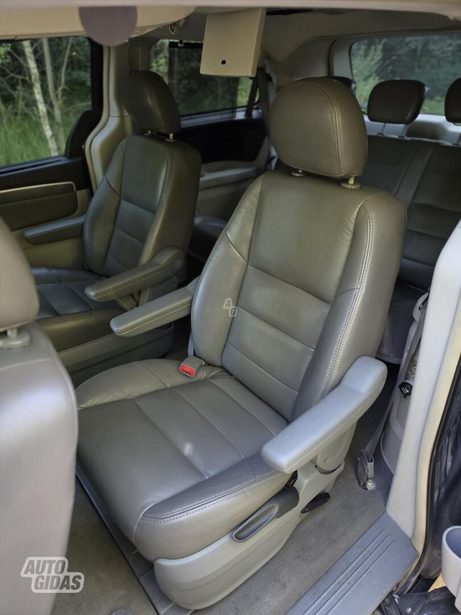 Melns Volkswagen Routan 2010 Panevēža, ar dzinēja tilpumu 3.80 L un nobraukumu 162 tūkst. km par 4999 €, foto 19 vietnē AUTOMOTO.COM.LV