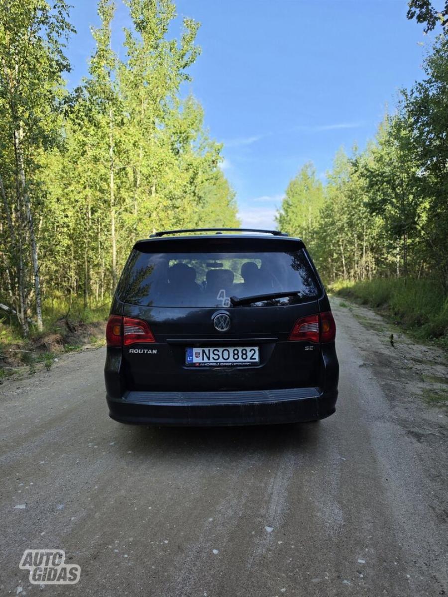 Black Volkswagen Routan 2010 in Panevezys, with an engine capacity of 3.80 L and mileage of 162 thousand km for 4800 €, photo 6 on AUTOMOTO.COM.LV